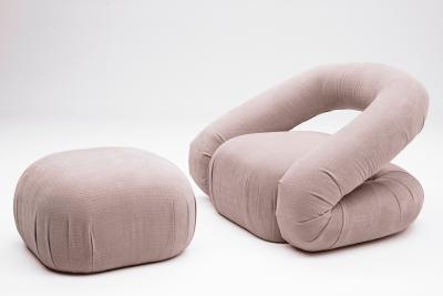 China Modern Sculptural Single-Seater Sofa With Matching Ottoman For Contemporary Living Spaces for sale