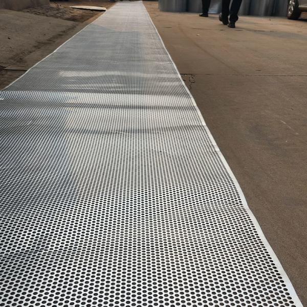 Grilla de altavoces de malla metálica microperforada con láminas de aluminio y construcción galvanizada en caliente