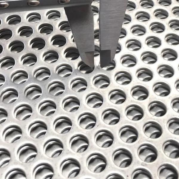 Grilla de altavoces de malla metálica microperforada con láminas de aluminio y construcción galvanizada en caliente