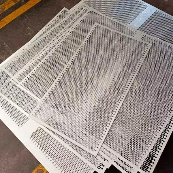 Grilla de altavoces de malla metálica microperforada con láminas de aluminio y construcción galvanizada en caliente