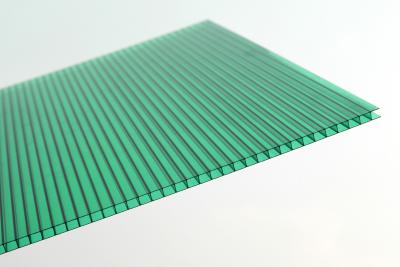 China Hojas acanaladas plásticas de la techumbre del verde anti del fuego, los paneles de pared del policarbonato en venta