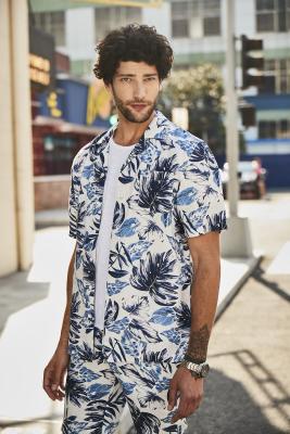 China Camisas hawaianas personalizadas de lino 100 % Camisa con botones tropicales Coolness azul en venta