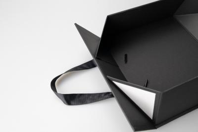 China Cajas de embalaje de zapatos de cartón reciclables sostenibles y con estilo en venta