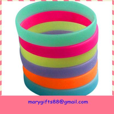 China Promotional Silicone Bracelet Wristband Gift with Debossed Logo for sale