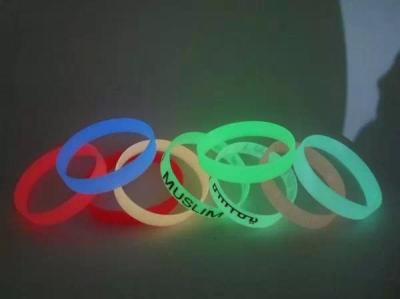 China fashion glow in dark silicone bands for sale