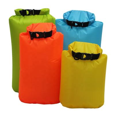Cina Sacchetto asciutto impermeabile a rotolo fatto di nylon ultraleggero personalizzato per escursioni e viaggi in vendita