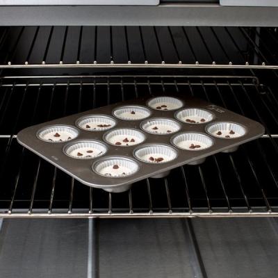 China RK Bakeware China-12 Baksel Pan Glazed Aluminized Steel van de Compartimenten het Gecanneleerde 1.5mm Muffin Te koop