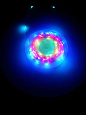 Китай 5V RGB SMD 5050 светодиодный световой лента с 24-Ключевым управляющим набором 5Meter/roll 50000 Рабочее время продается