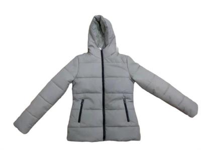 中国 固体女性フード付きのパッドを入れられたジャケットによってキルトにされるナイロンPackableのパッファーのコートの女性 販売のため