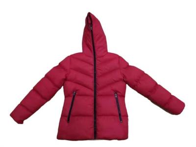 中国 女性赤いPuffaのコートの暖かい防水女性の毛皮のフードが付いている赤いパッファーのジャケット 販売のため