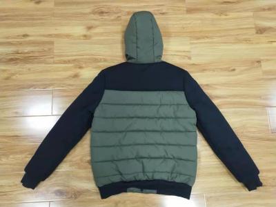 Cina Rivestimento della soffiatore del poliestere degli uomini del cappotto riempiti cotone impermeabile con i manicotti estraibili in vendita