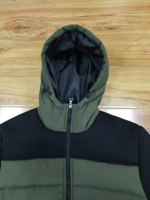 Cina Rivestimento della soffiatore del poliestere degli uomini del cappotto riempiti cotone impermeabile con i manicotti estraibili in vendita
