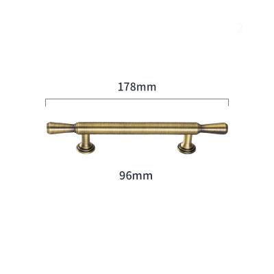 Cina maniglie d'ottone di tiranti degli armadi da cucina delle manopole dell'oro di semplicità di 82*34mm in vendita