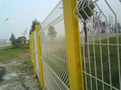 China Commercial Galvanized Steel Welded Curved 3D Wire Mesh Fence for sale
