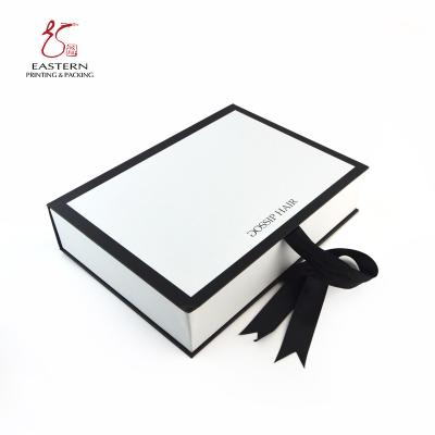 Cina Contenitori di regalo duri del cartone di altezza di Fashonable 5.5cm, contenitore di regalo di stile del libro con la chiusura nera del nastro in vendita
