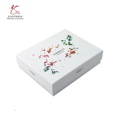 Cina Contenitore d'imballaggio cosmetico ricoprente UV di cartone con l'inserzione d'argento in vendita