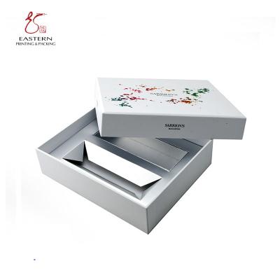 Cina Contenitore d'imballaggio cosmetico ricoprente UV di cartone con l'inserzione d'argento in vendita