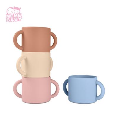 Cina Rifornimenti indipendenti di formazione degli infanti del latte alimentare della tazza di Sippy del silicone del bambino con le maniglie in vendita