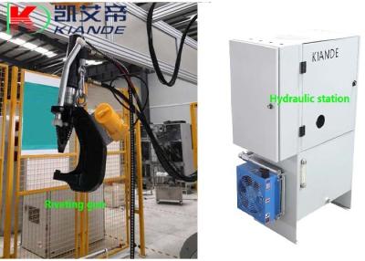 Cina Macchina di rivettamento idraulica d'attaccatura per la fabbricazione della scala della sbarra collettrice in vendita