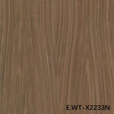 China Finca de madera de alta gama de ingeniería de nuez europea E.WT-X2233N Cuarto corte de grano recto 0.6mm Para el interior del automóvil OEM en venta