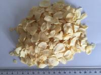 China Dehydrated Garlic Chips AD Grade A Max 8% Moisture No Root for B2B Export for sale