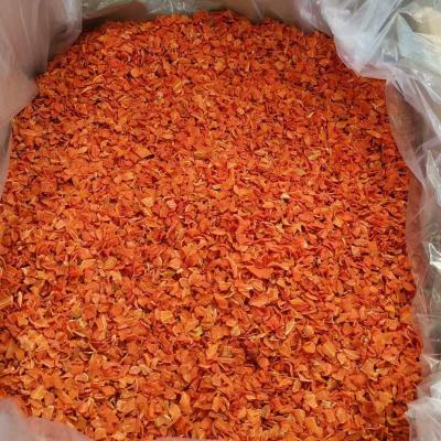 Cina Carotte essiccate disidratate 10x10x3mm 3x3mm Fiocchi di carota essiccati all'aria in vendita