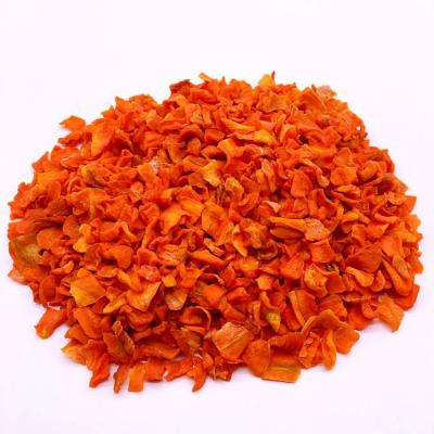 China Dehydrated Carrot Chips 10*10*3mm with Max 7% Moisture and HACCP HALAL ISO Certification for sale