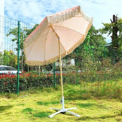 China Outdoor Beach Courtyard Zonneparaplu met Tassel in houtkleur en polyestermateriaal Te koop