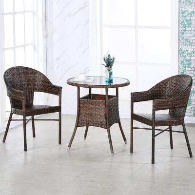 China Custom Logo Geweven PE Rattan Eettafel en Stoelen voor Hotel Outdoor Patio fauteuil Set Te koop