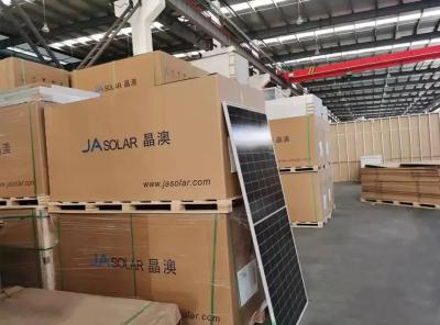Cina JA Solar 560W 565W 570W 575W 580W 585W Modulo a mezza cella al silicio monocristallino 25 in vendita