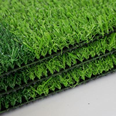 中国 Factory Direct Supply Cheap Price Carpet Green Synthetic Faux Grass Realistic Artificial Grass 2cm Football Mat 販売のため