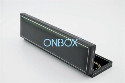 Cina Sventi timbrando i contenitori di gioielli oblunghi della carta di forma in vendita