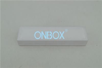 中国 Rectanglar のプラスチックによって塗られる宝石箱の白いアート ペーパーおよび白い PU の上 販売のため