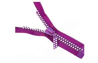 Cina Il diamante porpora del cristallo di rocca Zippers il cursore ed i denti a cristallo per il rivestimento in vendita