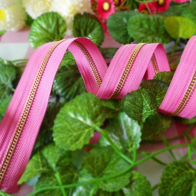 Cina Chiusure lampo a lunga catena del metallo No.5 con nastro adesivo rosa per Luggge e la borsa in vendita