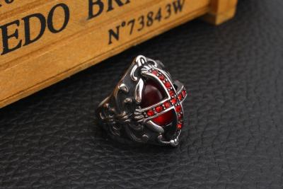 Cina Anello di croce da uomo di tendenza in acciaio inossidabile diamante rosso gioielli gotici retrò 28mmX23mm in vendita