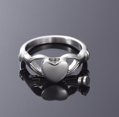 Cina Hand Embrace Heart Shape Cremation Memorial Ring Urne in acciaio inossidabile per ceneri umani in vendita