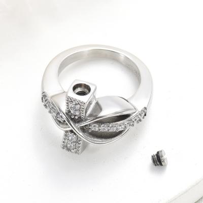 Cina Anello di cremazione in acciaio inossidabile per l'urna commemorativa della croce di cenere Gioielli per animali domestici/umani in vendita