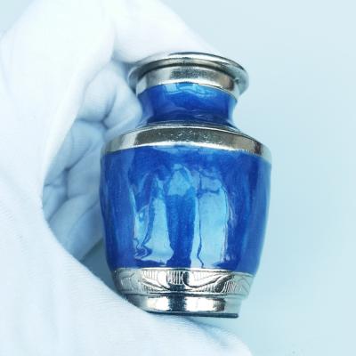 Cina Eccellenti casseforti per animali da compagnia in ottone Urne 68 x 46 mm Urne di metallo funerarie in vendita