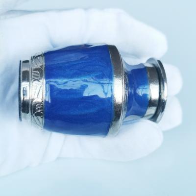Cina Eccellenti casseforti per animali da compagnia in ottone Urne 68 x 46 mm Urne di metallo funerarie in vendita