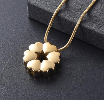 Cina Collare di fiori a forma di cuore di moda per donne Pendente di souvenir in acciaio inox in vendita