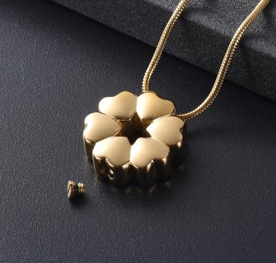 Cina Collare di fiori a forma di cuore di moda per donne Pendente di souvenir in acciaio inox in vendita