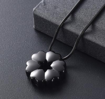 Cina Collare di fiori a forma di cuore di moda per donne Pendente di souvenir in acciaio inox in vendita