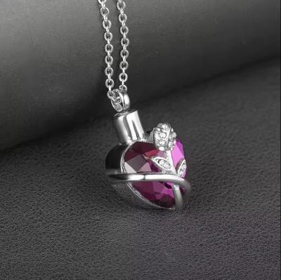 Cina Tecnologia CNC Intaglio Acciaio inossidabile Crusta di cuore di cristallo Ceneri Urna Ricordo Crematura Pendente Gioielli in vendita