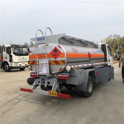 Cina 4X2 DONGFENG EURO 6 DIESEL 126HP 6000 LITRI BENZOLINA Cisterna di carburante con distributore in vendita