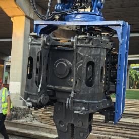 China High-Speed Side Grip Pile Driver: 10 M/min Pile Lifting & Large 150L Fuel Tank for sale
