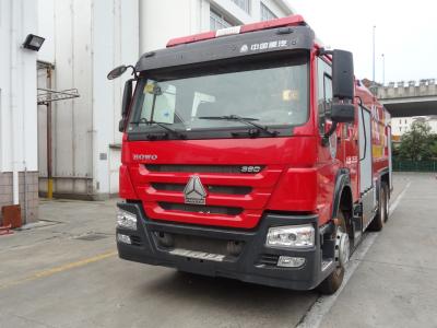 Cina Colore rosso del camion dei vigili del fuoco resistente a ruote HOWO 10 con il carro armato della schiuma 15000L in vendita