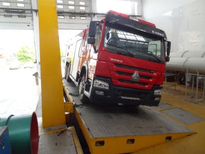 Cina Colore rosso del camion dei vigili del fuoco resistente a ruote HOWO 10 con il carro armato della schiuma 15000L in vendita