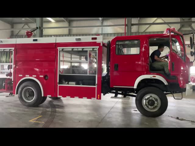 SINOTRUK HOWO Rode kleur water tank brandweerwagen 4000L capaciteit voor wegbespuiting multifunctionele