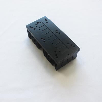 Cina Dissipatore di calore diritto legato nero d'anodizzazione Al6063 ISO9001 ad alta densità dell'aletta in vendita